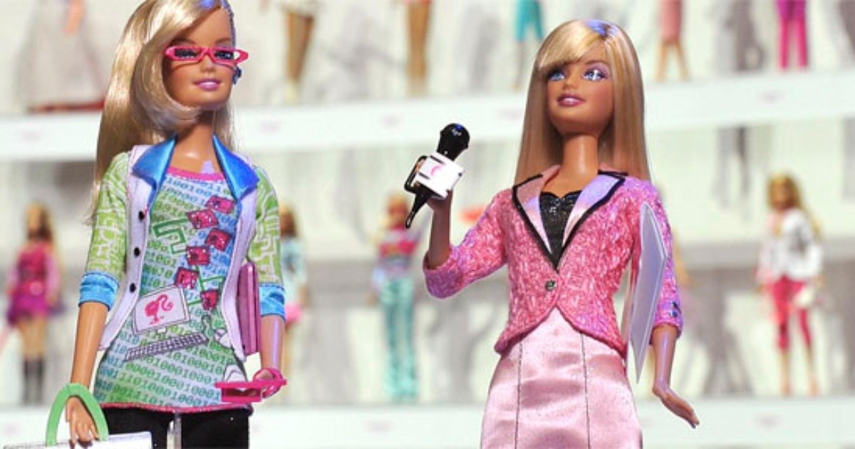 A los 50 años, Barbie se recibió de ingeniera informática y reportera ...