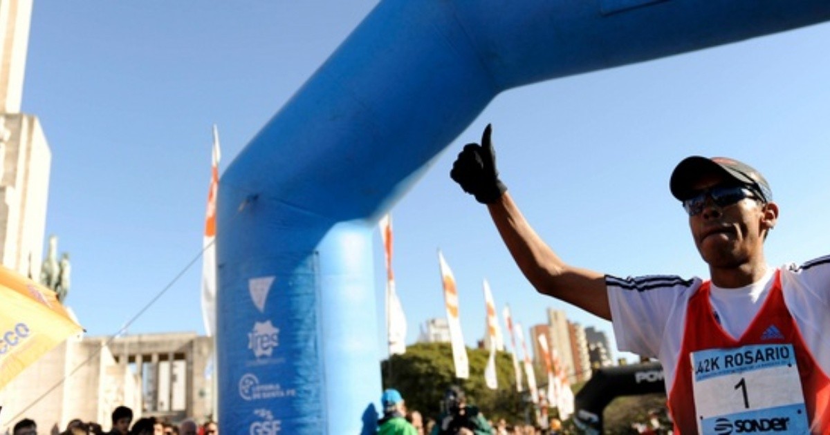 Un atleta colombiano es el ganador del Maratón de la Bandera | Rosario3