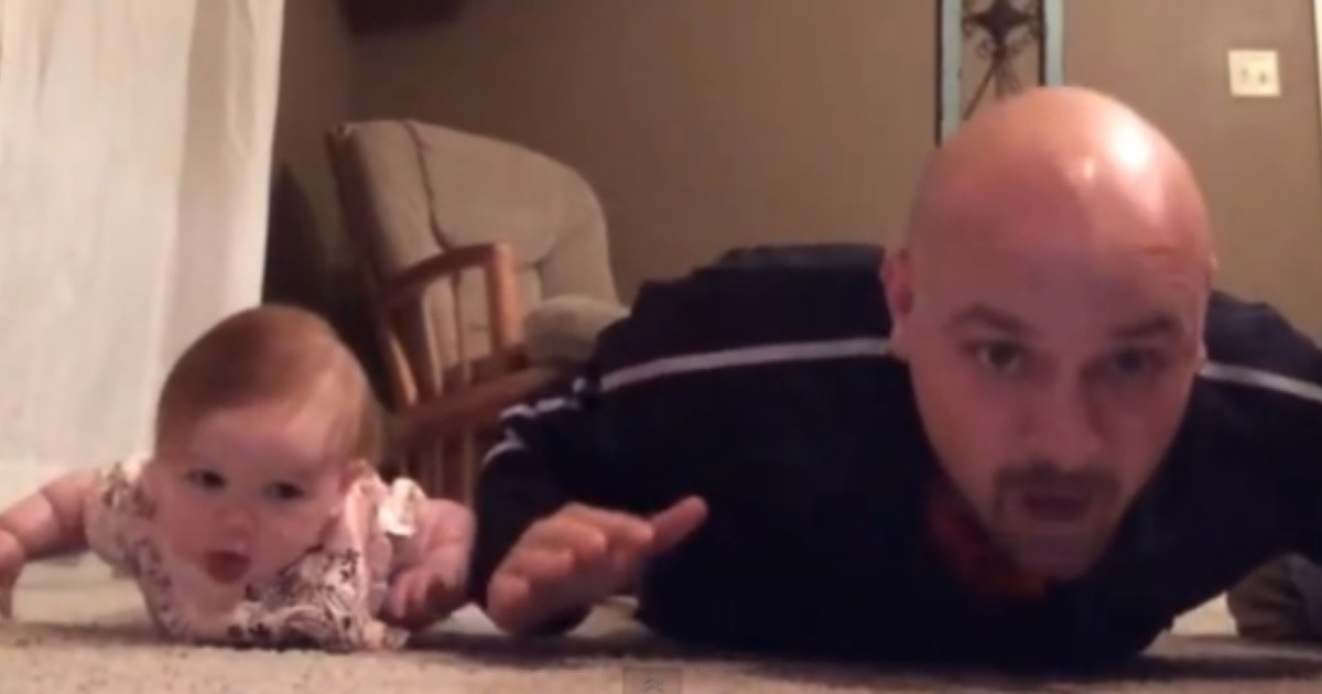 Pura ternura: la bebé que hace flexiones junto a su padre | Rosario3