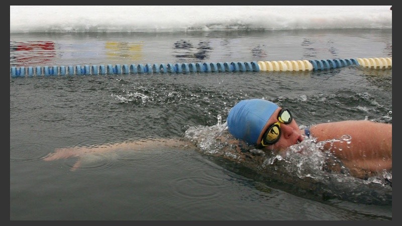 Fotos del curioso campeonato de nado en un lago congelado de Estados ...