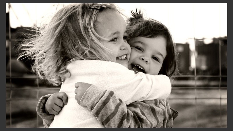 Abrazarse más: el consejo de los expertos para la salud | Rosario3