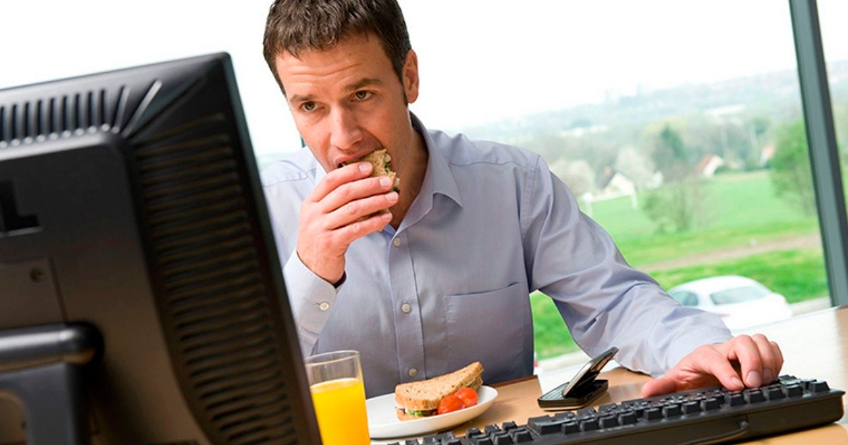 Comer en el escritorio de trabajo genera problemas de salud | Rosario3