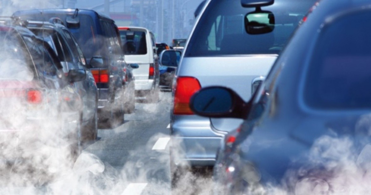 El humo de los autos puede causar “infelicidad” | Rosario3
