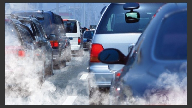 El humo de los autos puede causar “infelicidad” | Rosario3