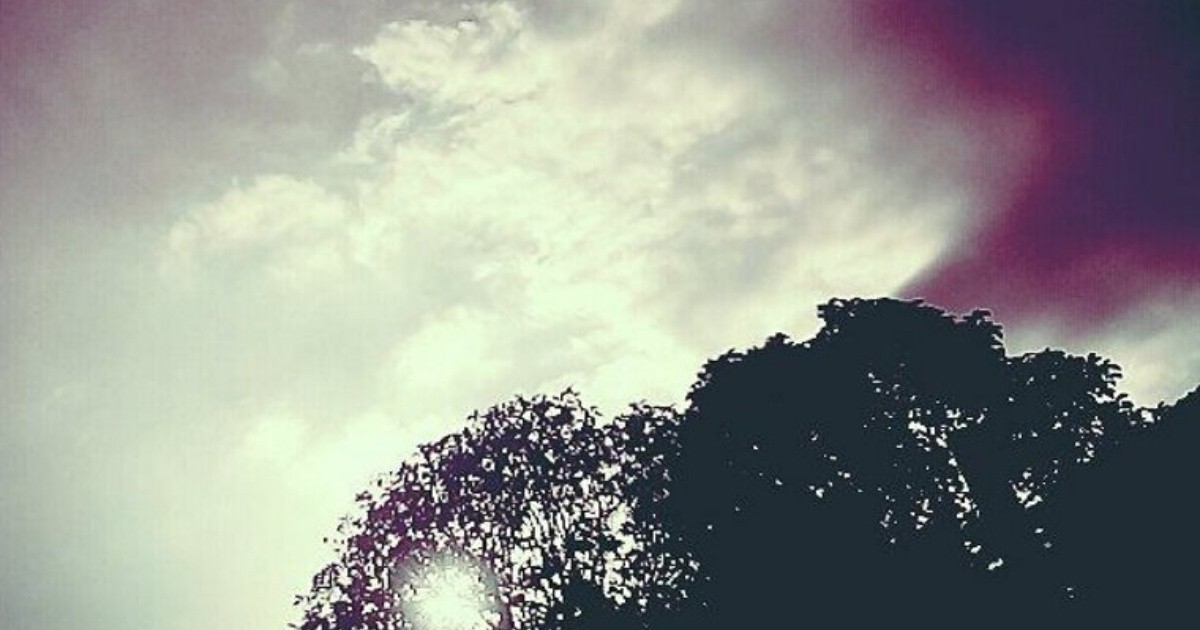 El cielo se cuelga entre nubes quietas | Rosario3