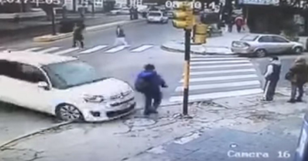 Video: joven atropellado quedó atrapado contra un semáforo | Rosario3