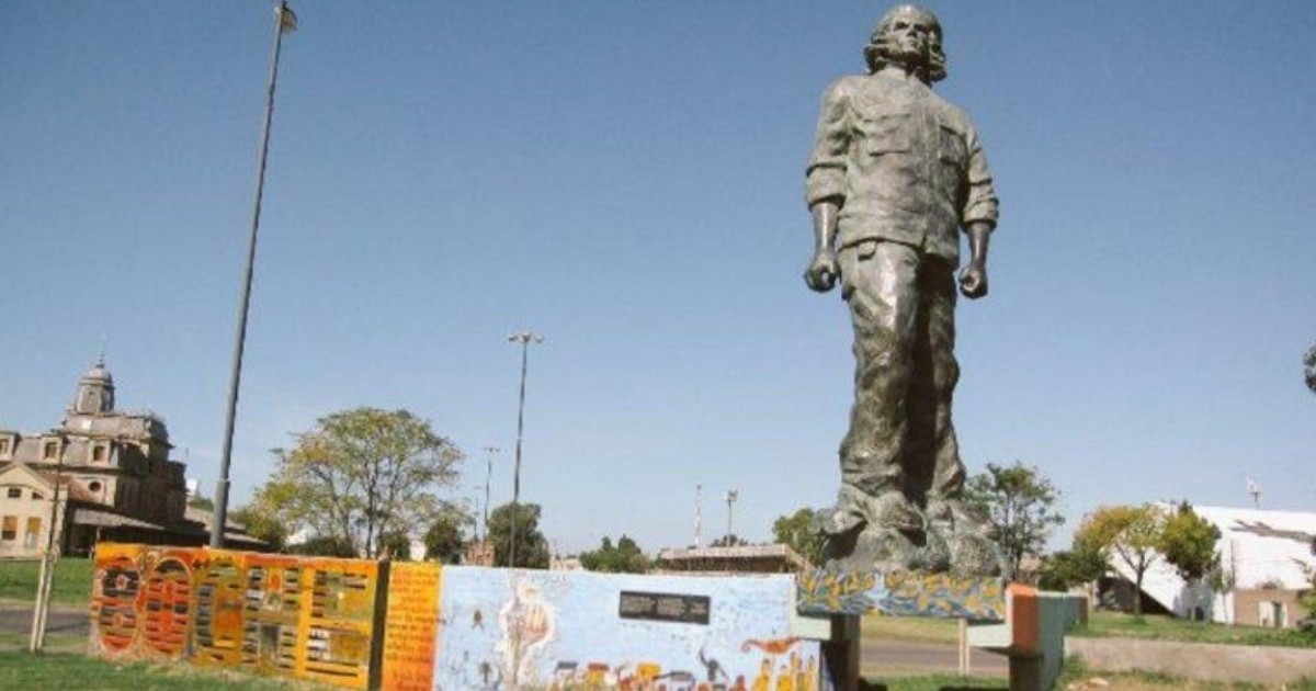Para el hermano del Che es "ridículo" que quieran quitar la estatua ...