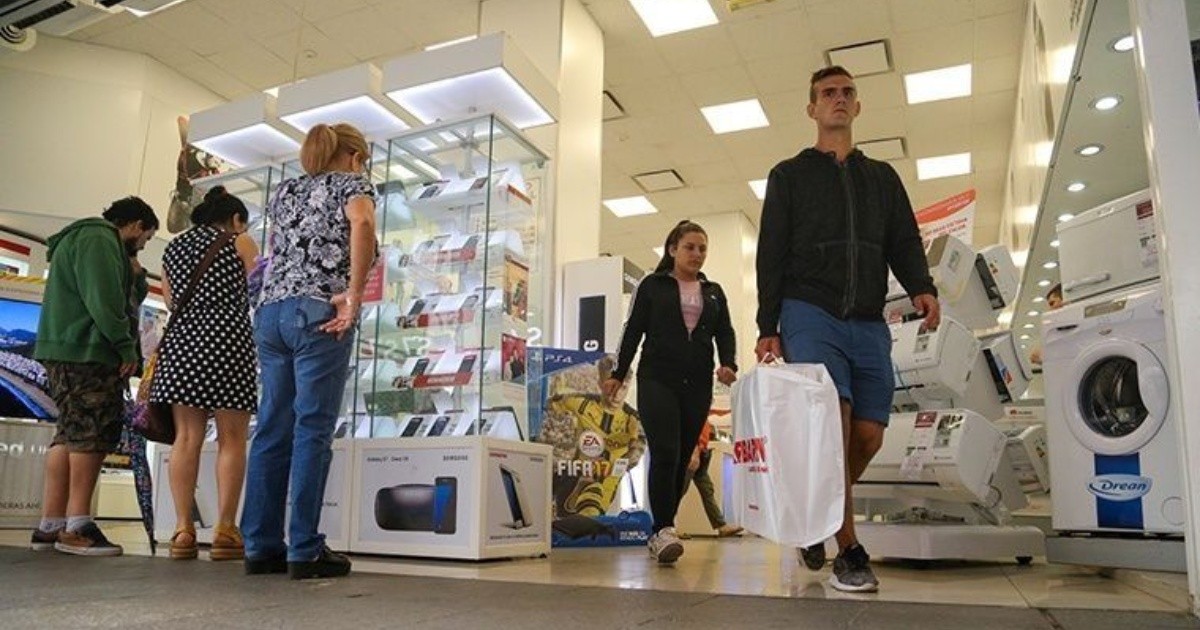 Las ventas minoristas cayeron en enero y cumplieron 13 meses en declive ...