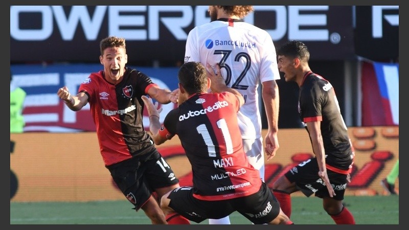 Cambios en Newell’s: media defensa lesionada y Alexis Rodríguez de 9 ...