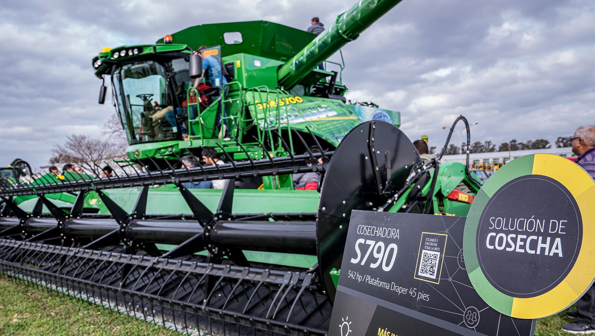 John Deere lanzó la nueva línea de cosechadoras que mejora en un 10% su ...