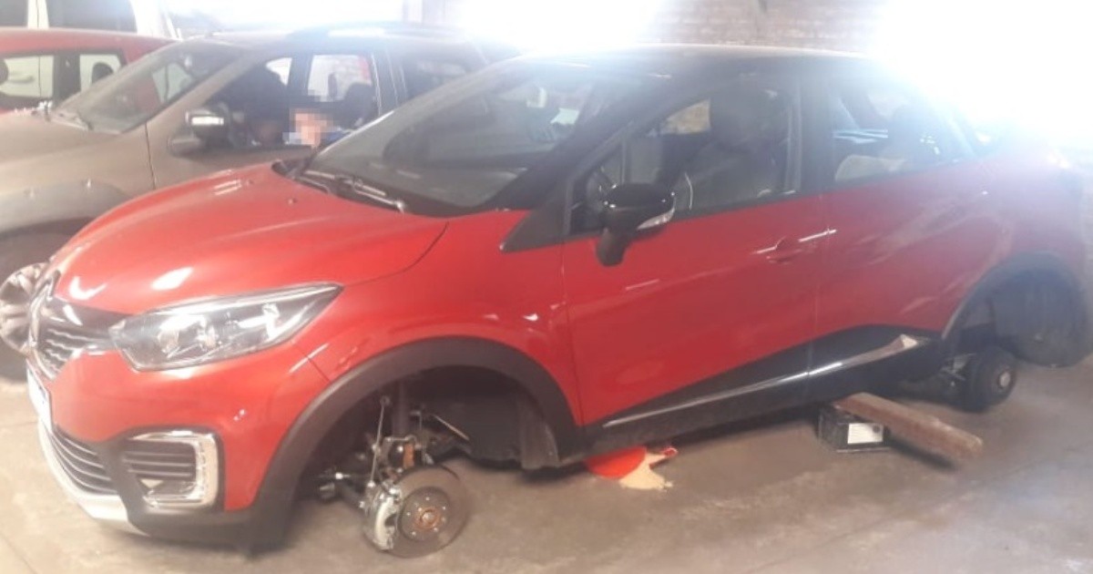 Fue a la cochera a sacar el auto y lo encontró sin ruedas | Rosario3