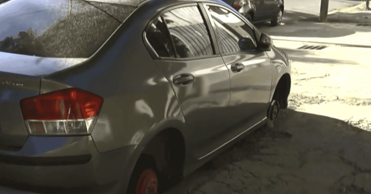 La alarma no sonó y le robaron las cuatro ruedas del auto | Rosario3