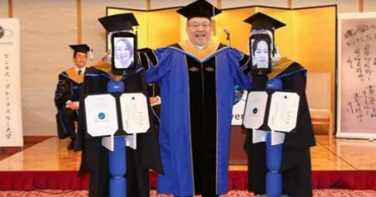 Video: las ceremonias de graduación en Japón son con robots por la ...