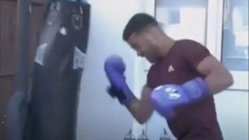 Video: daba clase de boxeo a sus seguidores y se noqueó solo | Rosario3