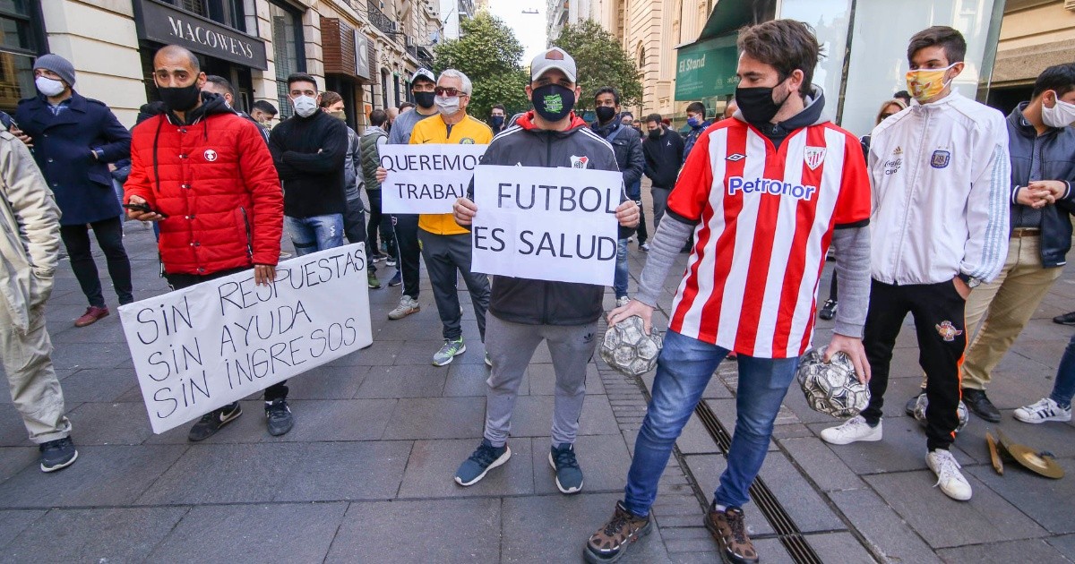 Sale metegol humano; entra fútbol 5: habilitarían las canchas la semana ...