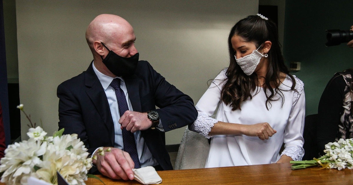 Coronavirus en Rosario: el primer casamiento con barbijo guarda una ...