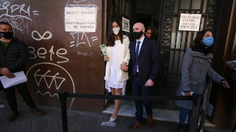 Coronavirus en Rosario: el primer casamiento con barbijo guarda una ...