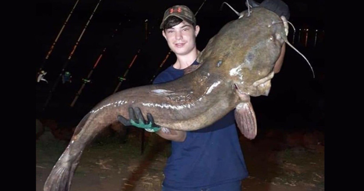 Un niño de trece años pescó un enorme bagre de 16 kilos | Rosario3