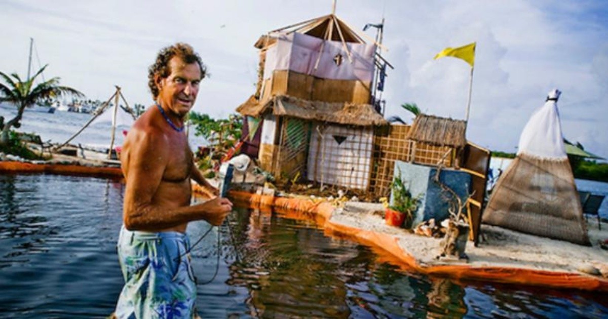 Un hombre construyó una isla con miles de botellas de plástico en ...