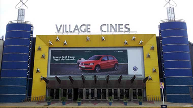 Dueños del cine Village deben afrontar deudas por u$s1.350 millones ...