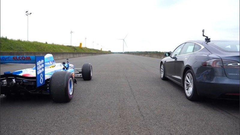 Video: la fenomenal carrera entre un Tesla y un Fórmula 1 de 1997 ...