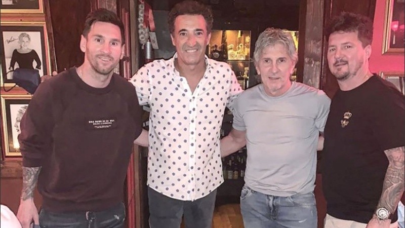 Tras la locura desatada por una foto con Messi, el 10 visitó el bar de ...