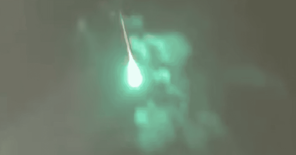 Videos: un meteoro iluminó de verde el cielo de una ciudad y el ...