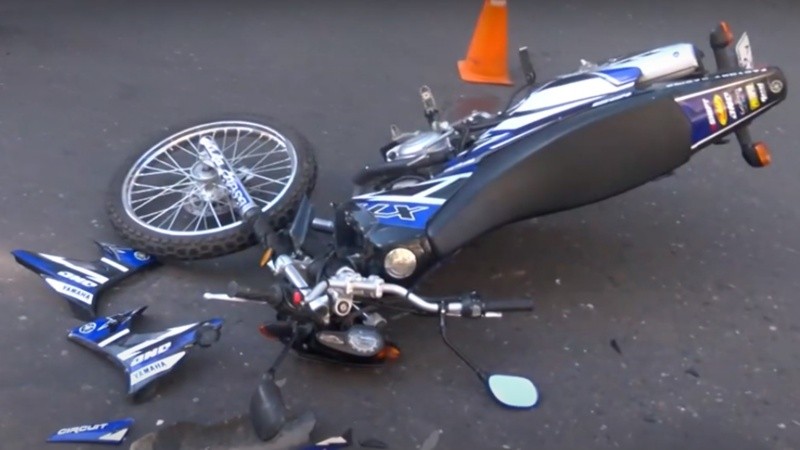 Fuerte choque entre un auto y una moto en San Luis y Santiago | Rosario3