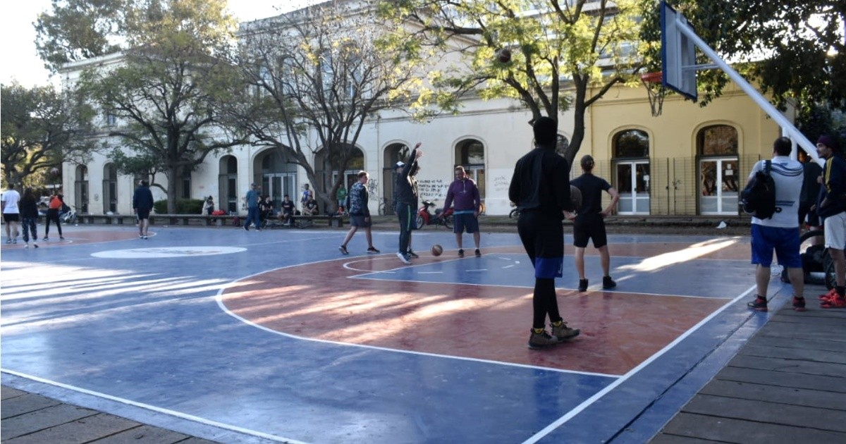 La NBA intervino el parque Urquiza y renovó su cancha de básquet: así ...