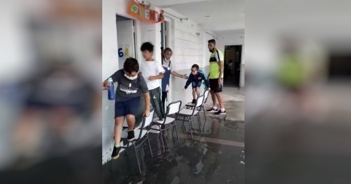 Cloacas desbordadas y aulas inundadas en dos escuelas de barrio Las ...