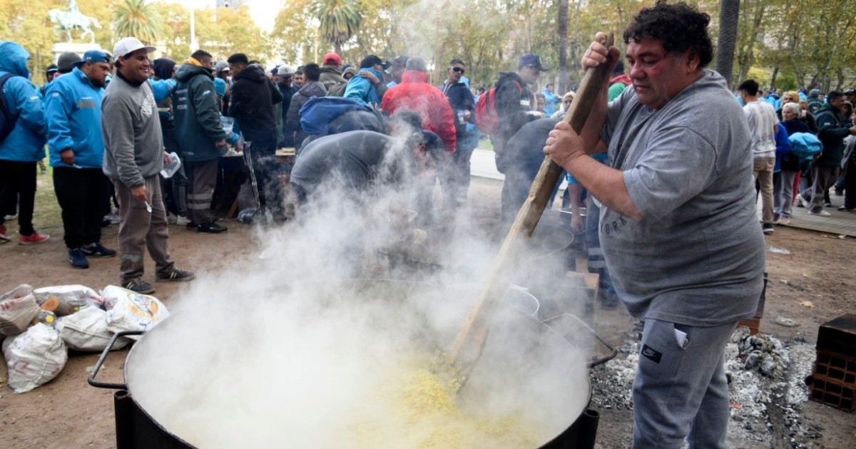 Recolectores de residuos organizaron una olla popular y luego de la ...