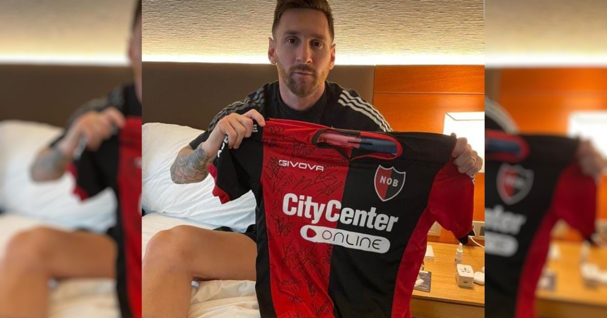Messi está en Rosario y posó con la nueva camiseta de Newell’s: hay ...