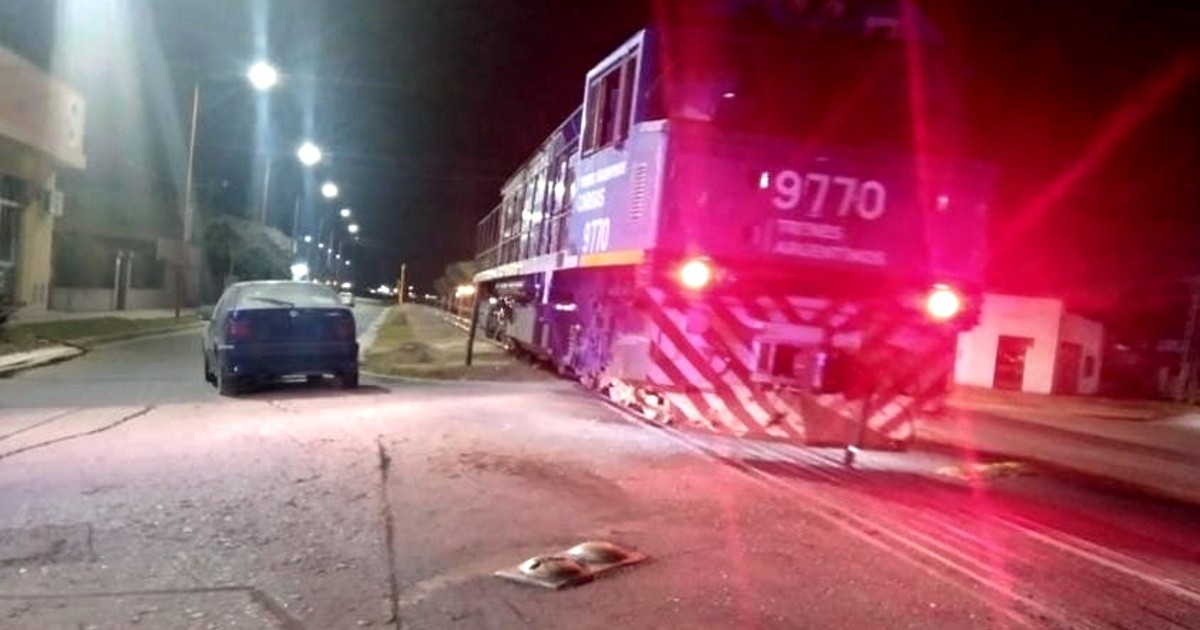 Otra Vez El Tren Un Automóvil Fue Arrollado En Timbúes Y Sus Ocupantes