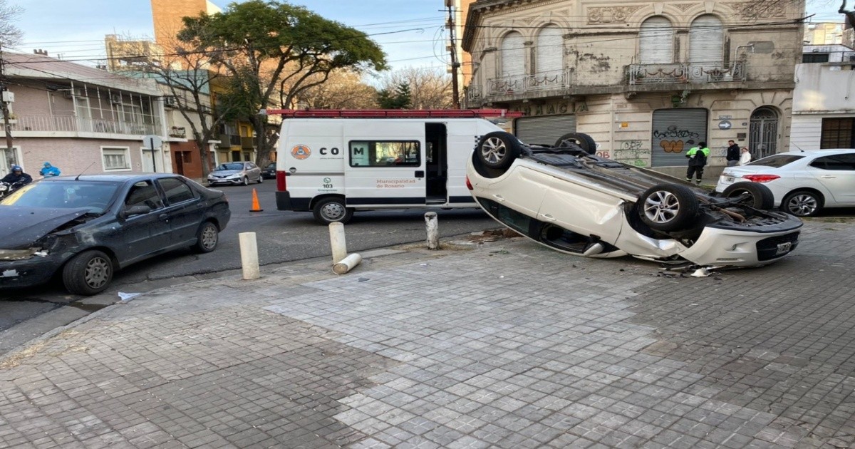 Sábado accidentado: choque y vuelco con cartel de pare en el ...