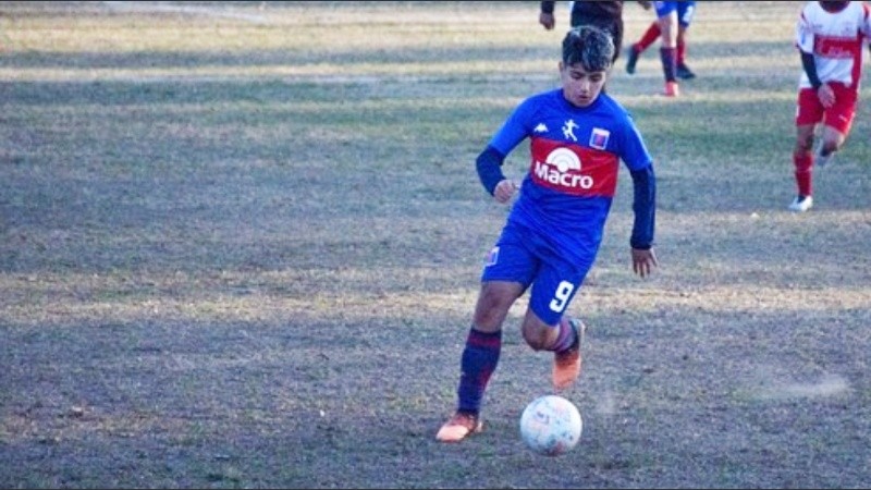 Video: así fue el golazo "maradoniano" del hijo del Kun Agüero | Rosario3