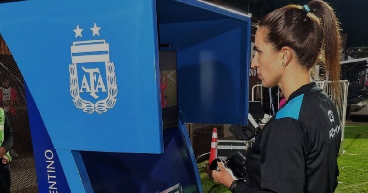 Histórico: por primera vez una árbitra dirigió el VAR en el fútbol ...