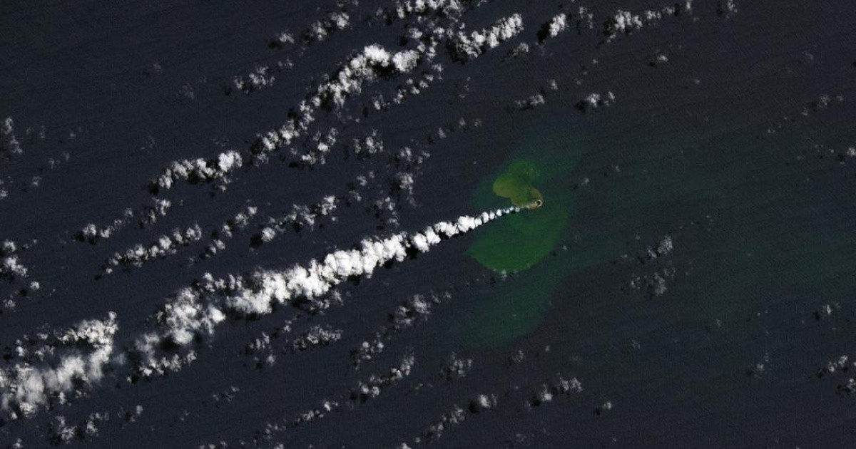 Foto: emergió una nueva isla en el océano Pacífico tras la erupción de ...
