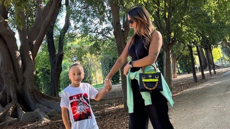 Linda Raff, la esposa de Papu Gómez, usa la cartera favorita de Lady Di ...