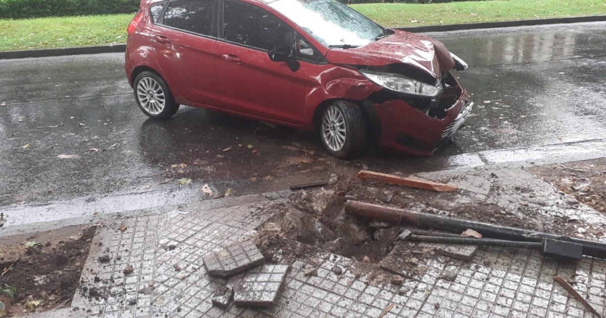 Oroño y Montevideo: chocó contra dos contenedores, un cartel y una ...
