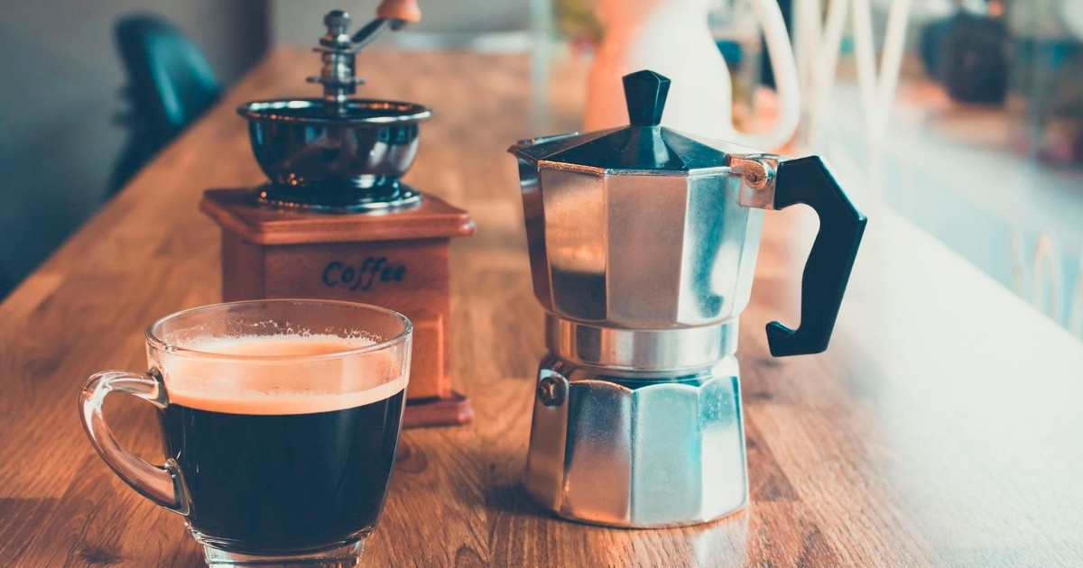 Cafetera italiana: ¿sirve o no levantar la tapa al momento de hacer ...
