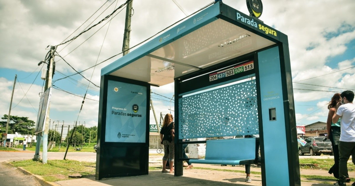 Con wifi y cargador para el celular: cómo son las paradas de colectivo ...