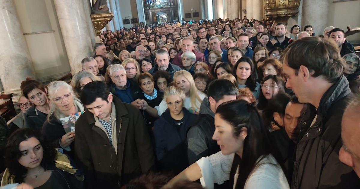 La última oración de Leda en la catedral ante una multitud de gente que ...