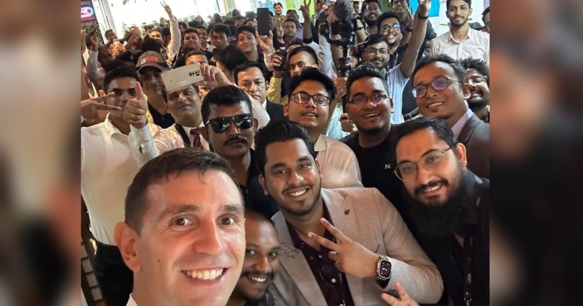 El Dibu Martínez visitó Bangladesh y los fanáticos de la Scaloneta enloquecieron | Rosario3