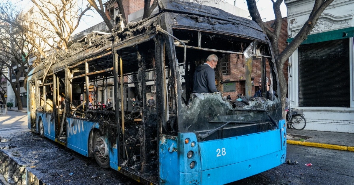 Peritan el trolebús incendiado en el centro y en principio se descartan ...