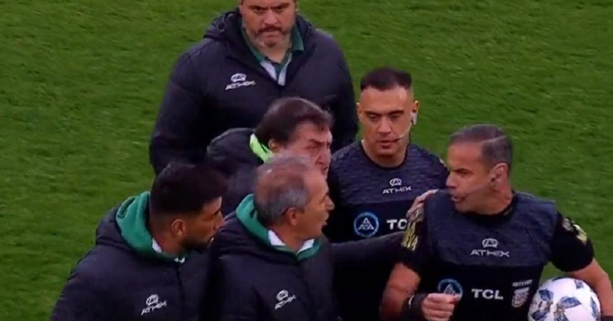 Se le salió la cadena a Falcioni: el DT de Banfield empujó al árbitro ...