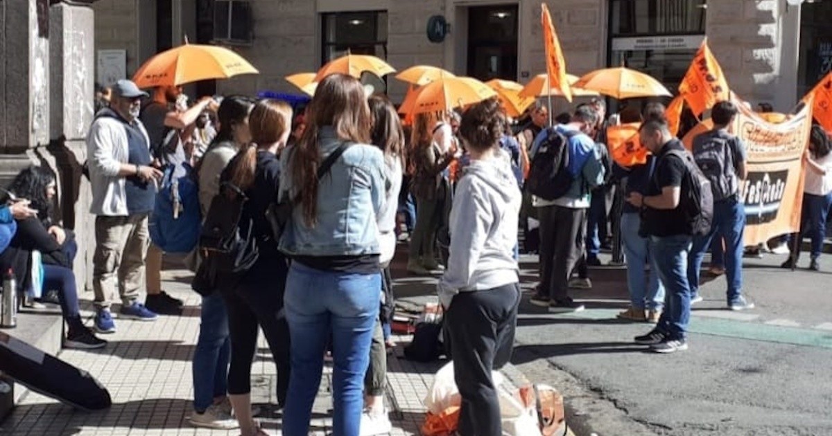Profesionales de la salud reclaman pases a planta y la aplicación de la ...