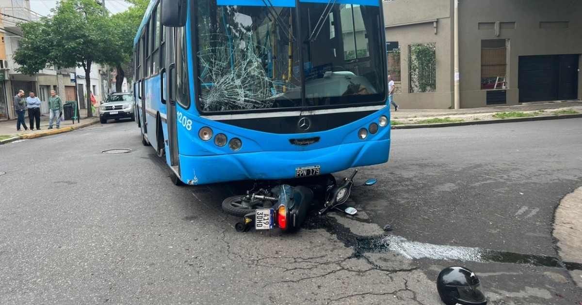 Dos heridos en choque entre colectivo y moto | Rosario3