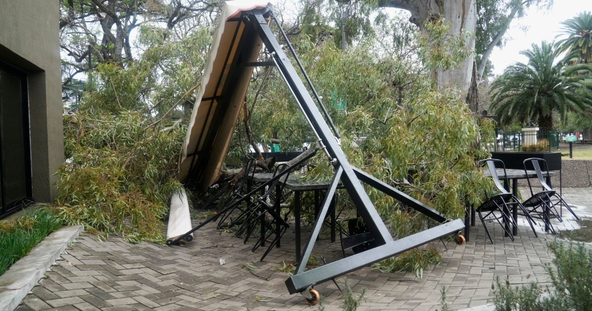 Fuerte temporal en Rosario: así quedó el bar del Lago en el Parque ...