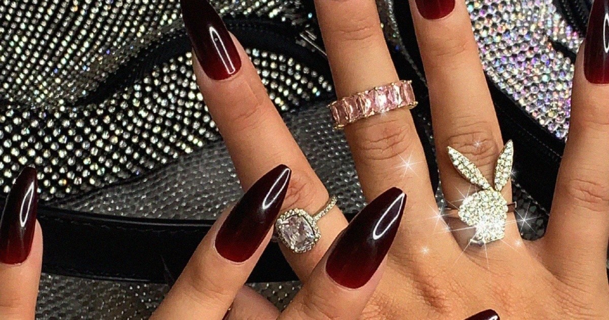 Así se luce la tendencia Cherry Cola en el nail art | Rosario3