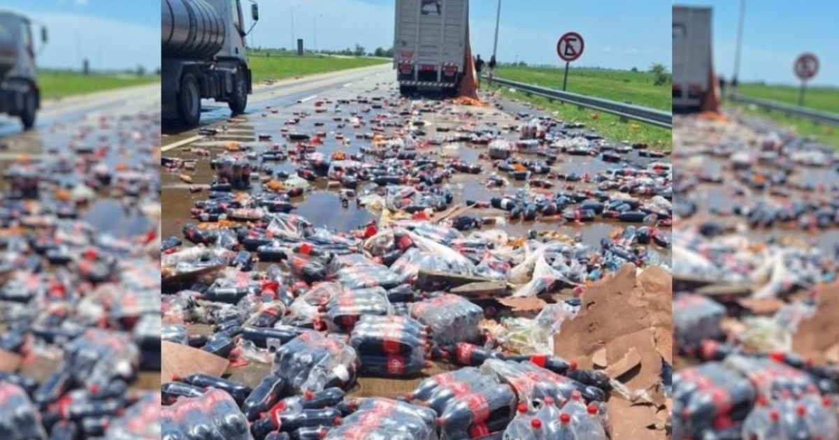 Video: un camión volcó toda su carga de una reconocida marca de gaseosa ...
